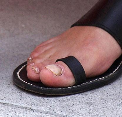 Lisa Rinna Shows Off Grubby Nails