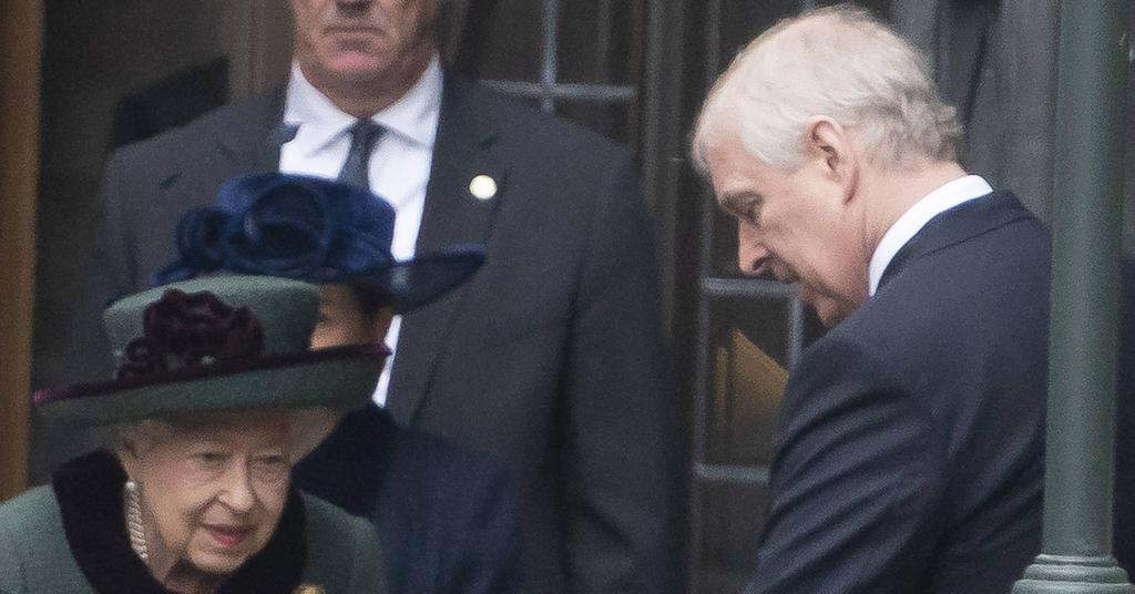 Queen Elizabeth Uses Walking Stick At Prince Philip's Memorial: Photos
