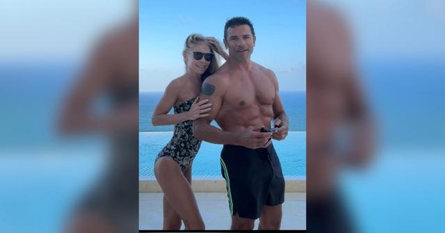 Kelly Ripa In Swimsuit
