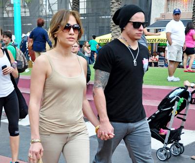 J.Lo & Casper Smart Hand-In-Hand To Ring In New Year