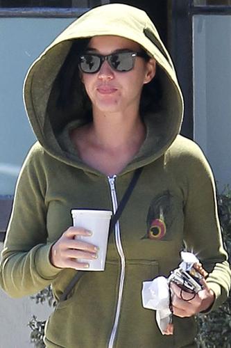 23 Stars Who've Gone Without Make-Up In 2013