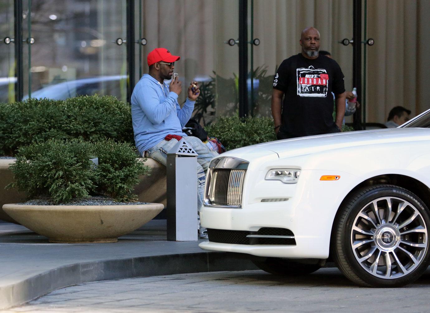 R. Kelly Relaxes With Cigar On Easter Sunday