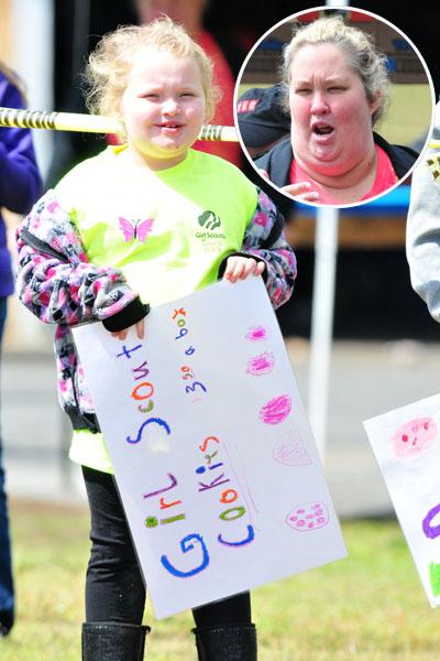 Cookie Monster! Honey Boo Boo Sells Girl Scout Cookies Outside Her Home