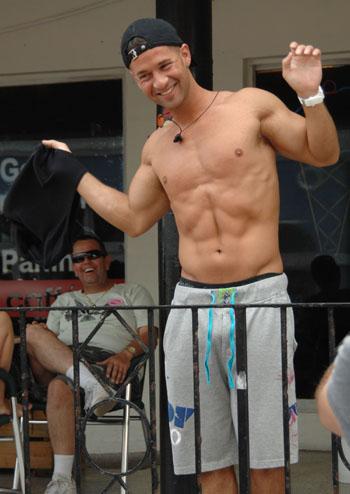 'The Situation' flashes his abs for the ladies in Miami
