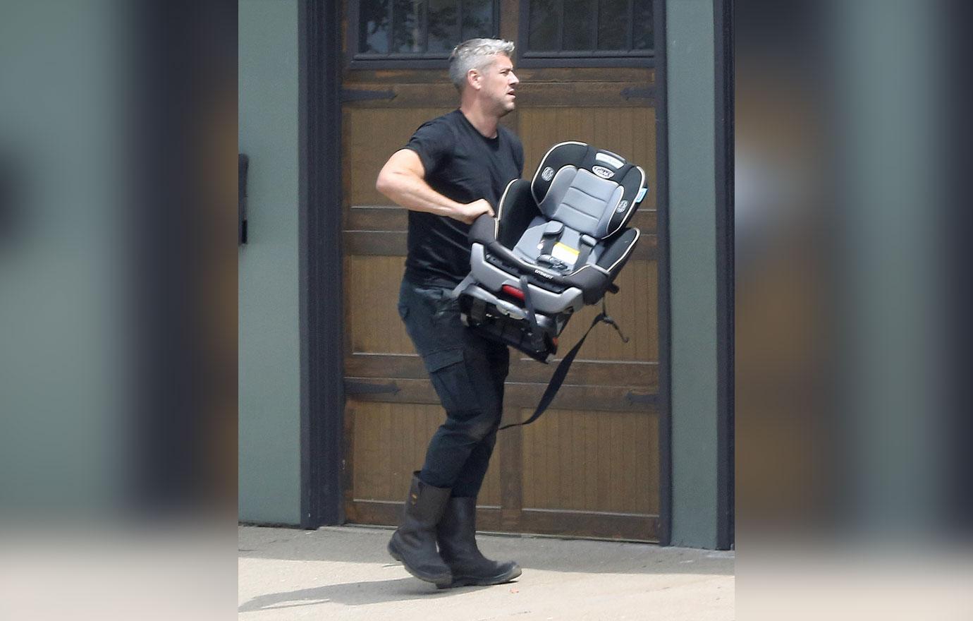 Renee Zellweger Moves Her Stuff Into Ant Anstead’s Home After His ...