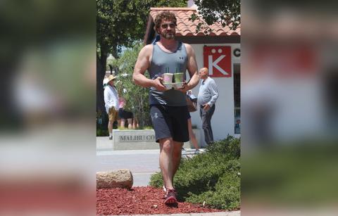 [PICS] Gerard Butler Shows Off Bulging Muscles In A Tank