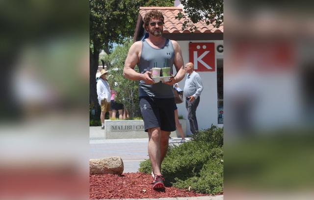 [PICS] Gerard Butler Shows Off Bulging Muscles In A Tank