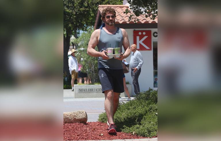 [PICS] Gerard Butler Shows Off Bulging Muscles In A Tank