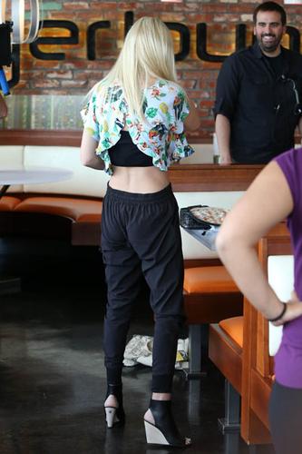 She Needs More Than A Burger! Super Skinny Tori Spelling Exposes ...