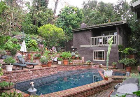 Where Everybody Knows Your Name! Ted Danson Picks Up Stunning Santa ...