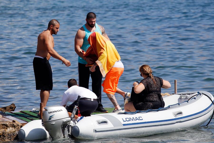 Embarrassed, Justin? Bieber Hides His Head— And Bares His Butt— As He ...