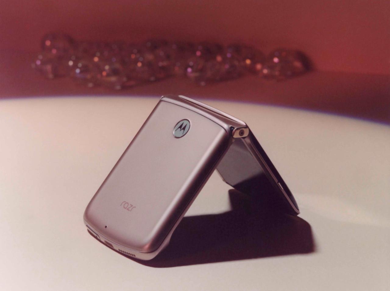 Flipping Out: The Iconic Motorola RAZR Is Back And Giving Us Nostalgic ...