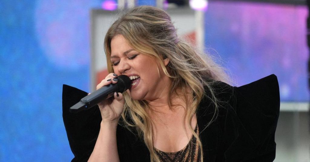 Kelly Clarkson 'Becoming Friends' With Miranda Lambert After Previously ...