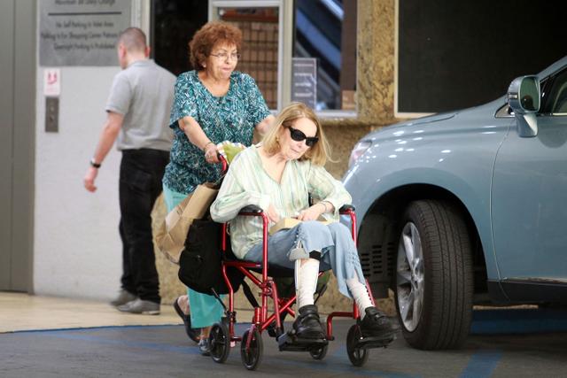 [Pics] Teri Garr Battles Multiple Sclerosis