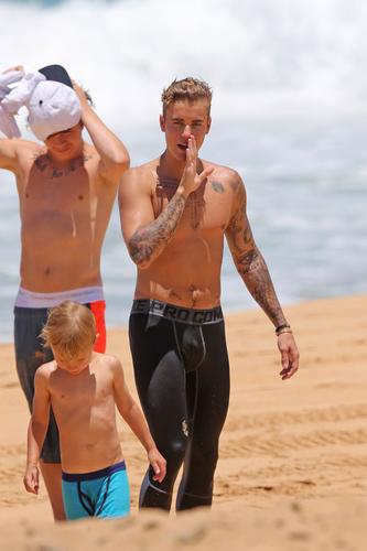 Beach Biebs: Justin Bieber Goes Shirtless On The Beach In Hawaii -- 10 ...
