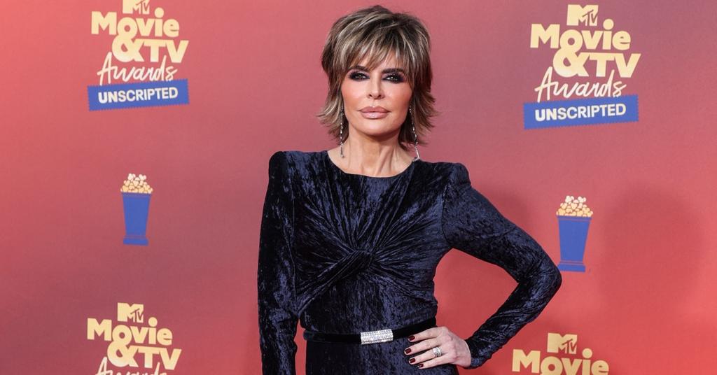 'RHOBH' Star Lisa Rinna Flips Off Critics, Gets Booed At BravoCon