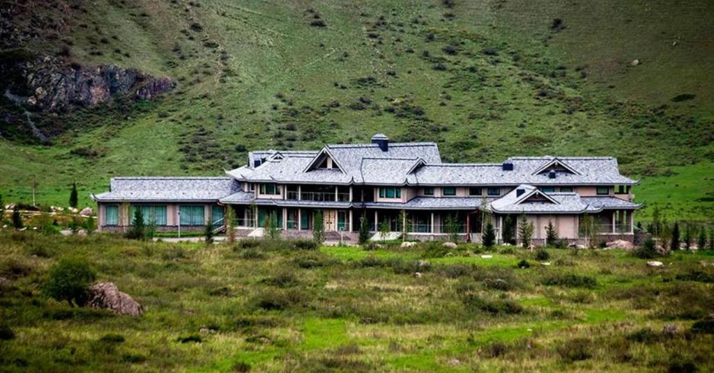 Putin's Palace Compound Goes Up in Flames