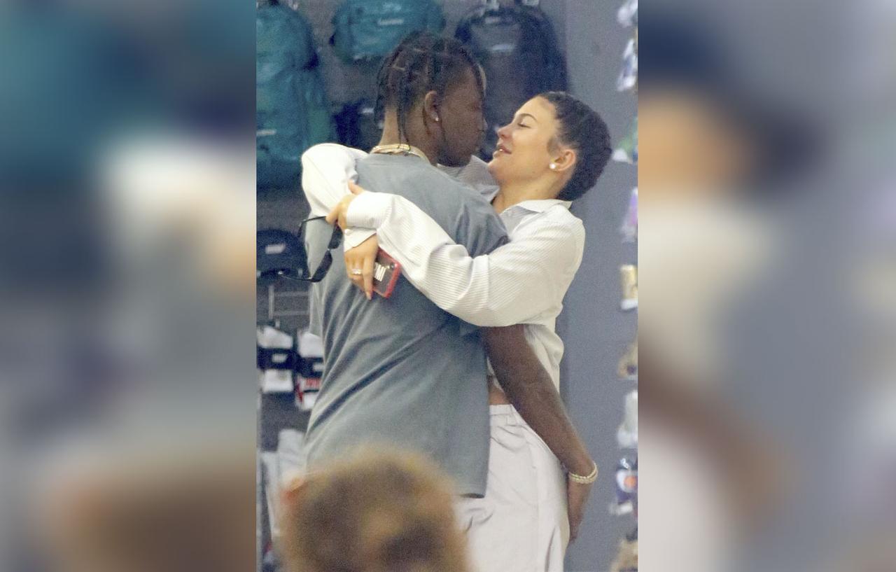 Kylie Jenner Travis Scott Caught Kissing In New York After Met Gala 6126