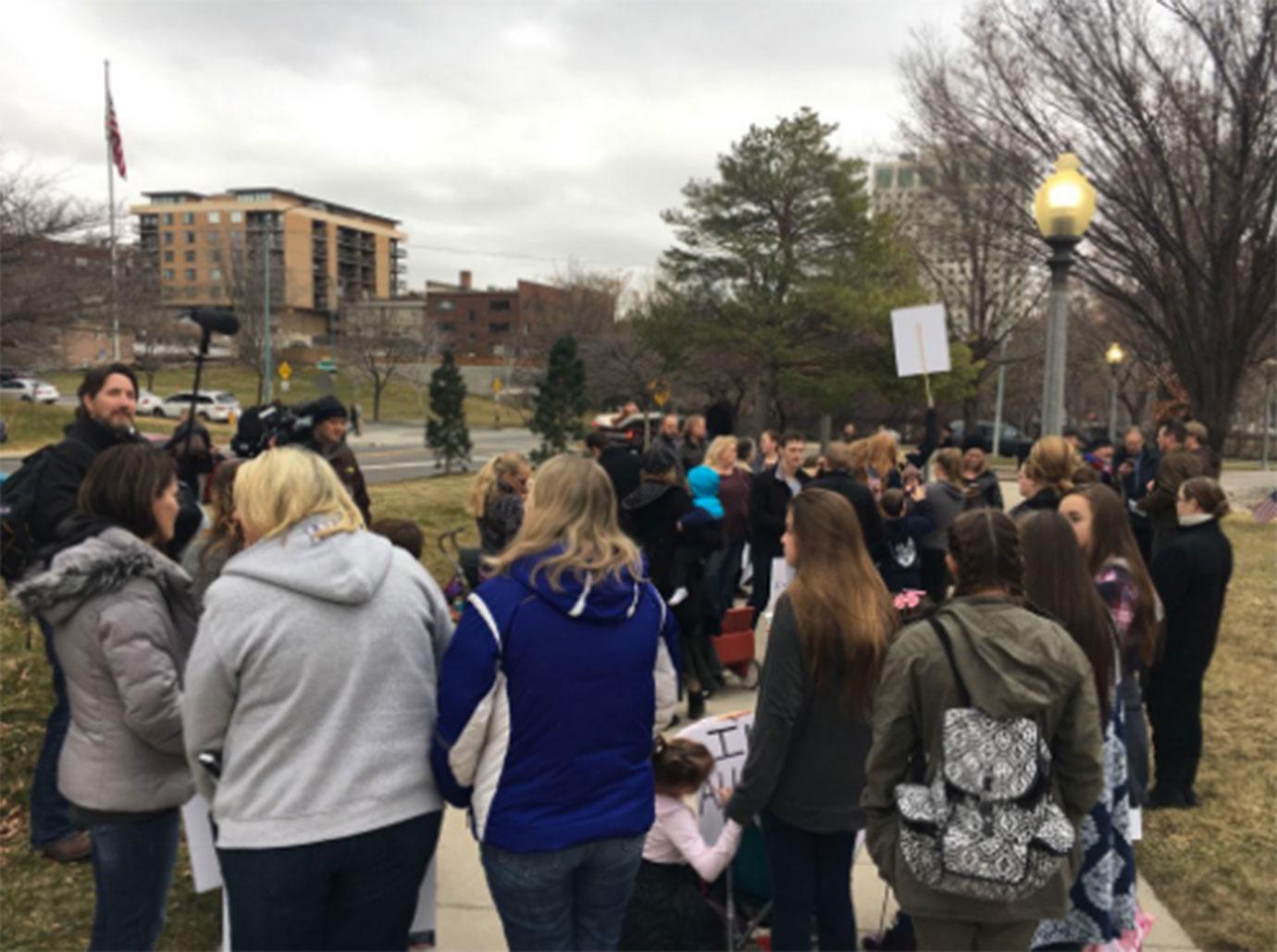 Sister Wives Kody Brown Polygamy Protest Photos -- Family March For ...