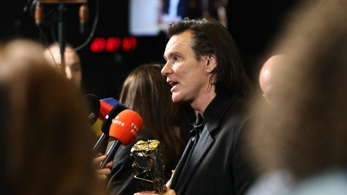 Jim Carrey Looks Unrecognizable During Rare Award Show Appearance