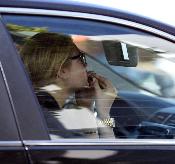 Pluck It! Kate Upton Tweezes Face In The Car