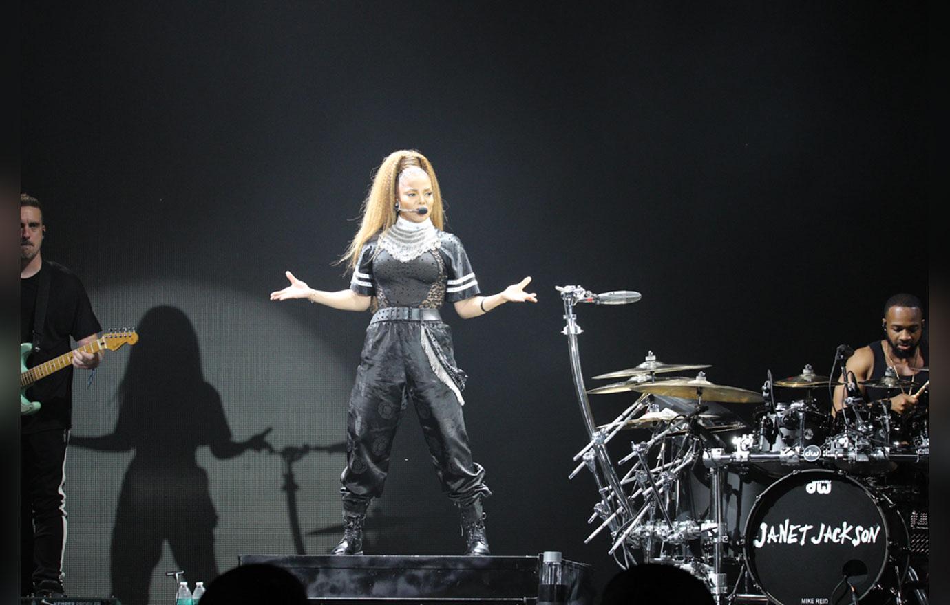 Janet Jackson Makes Stage Comeback After Dad Joes Death