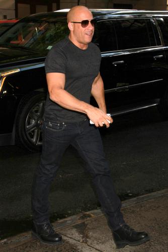 Welcome To The Gun Show! Hollywood's Top 10 Dudes With Seriously Beefy ...