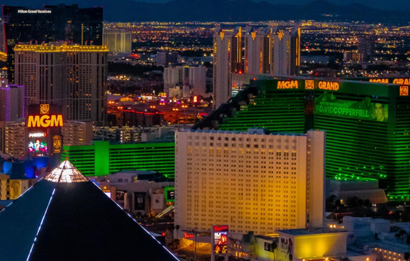 Thousands of Guests at Vegas MGM Resorts Locked Out of Rooms After ...