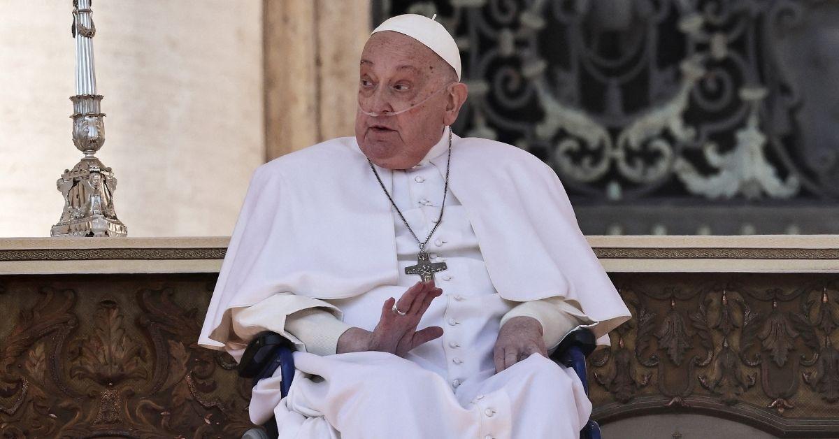 Mourners Blasted As 'Sick' For Taking Selfies Next To Pope's Dead Body