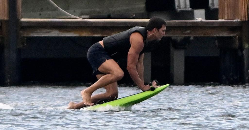 Bikini Body War! NFL Hero Tom Brady and Ex Gisele Bündchen Flaunt ...