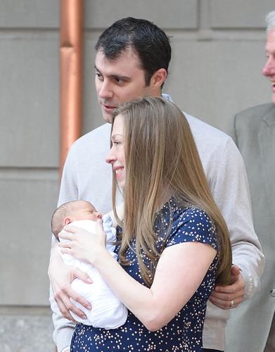 Joyful Bill & Hillary Clinton Pose For Crowds With Daughter And New ...