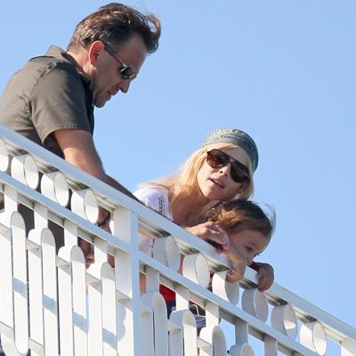 Newly Single Elin Out and About, On The House Hunt