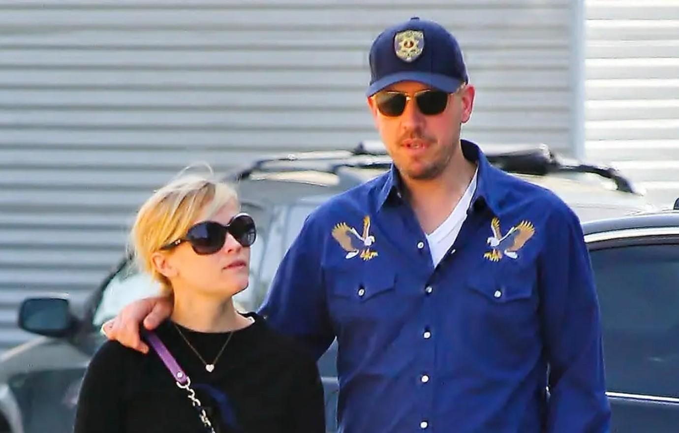 Reese Witherspoon Settles Divorce From Ex Jim Toth, Officially A Single ...