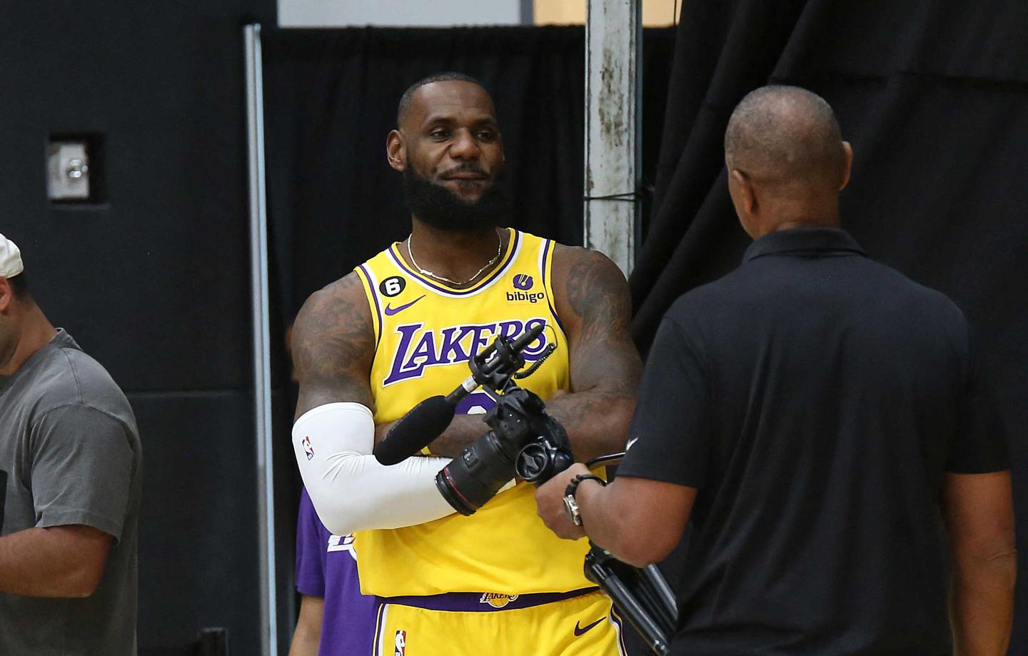 WATCH: LeBron James Restrained By Ref As Heckler Loudly Attacks His ...