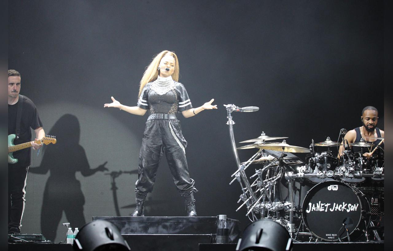 Janet Jackson Makes Stage Comeback After Dad Joes Death