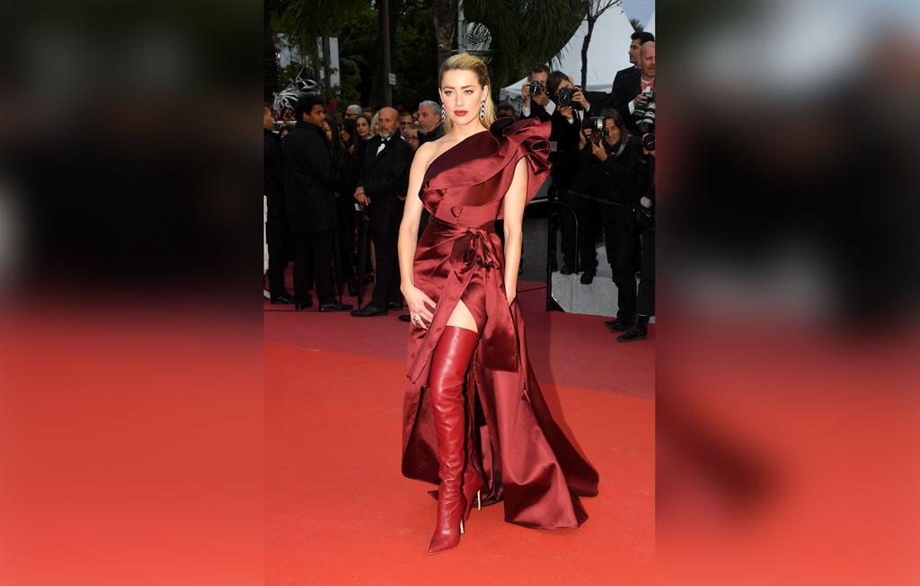 Amber Heard Reveals Nude Panties In Shocking Wardrobe Malfunction