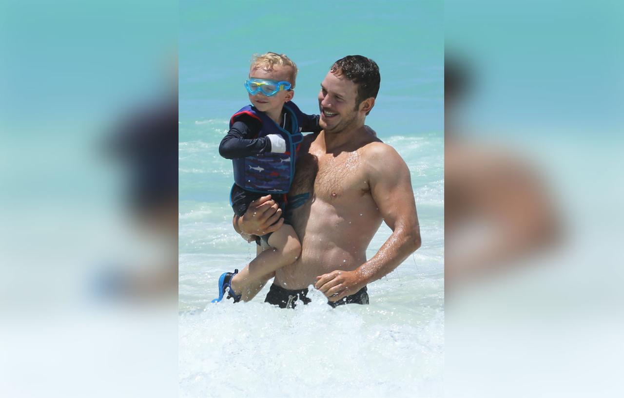 [PHOTOS] Shirtless Chris Pratt Puts Buff Bod On Display