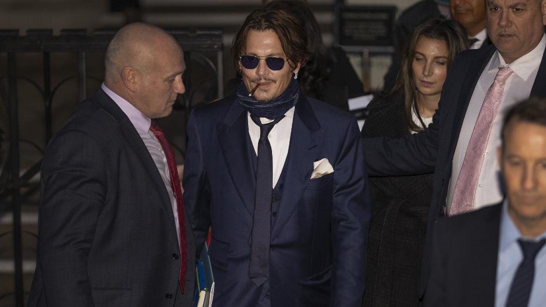 15 Celebs Who Enjoy Vaping