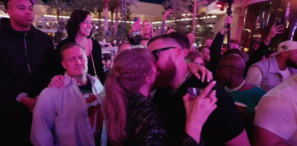 Taylor Swift Flees Australia on Her Private Jet After Father Scott ...