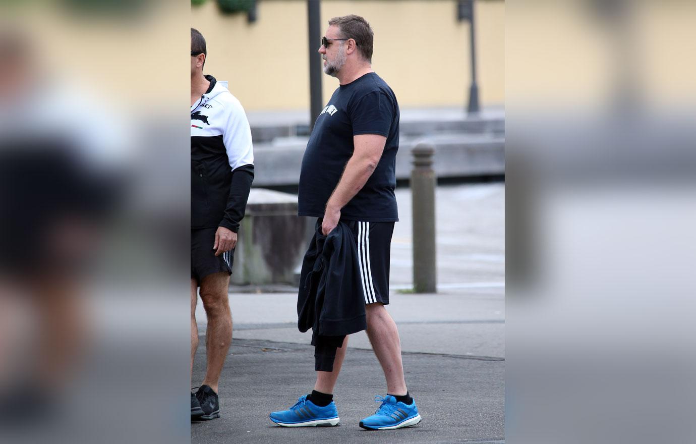 [PICS] Russell Crowe Weight Gain -- Actor Looks Fat At The Gym