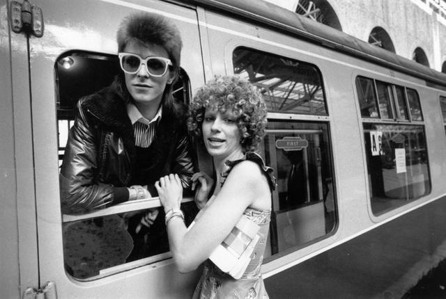 David Bowies Bandmate Exposes Late Superstars Drug Sex And Gay Secrets In New Tell All