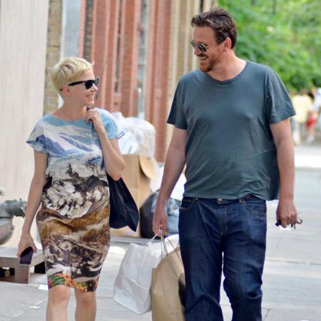 Michelle Williams & Jason Segal ‘Couldn’t Keep Their Hands Off Each ...
