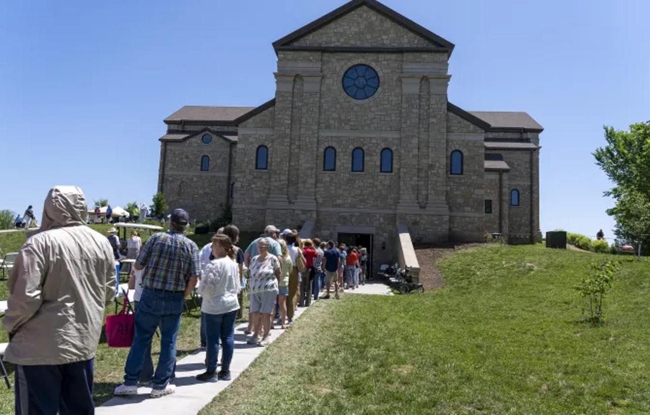 Thousands of Pilgrims Flock to See 'Miracle' Nun Whose Body Shows ...