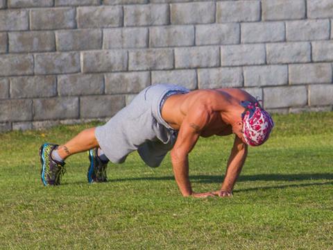 48 & Looking Great! Birthday Boy Tim McGraw Defies Age With Eight-Pack ...