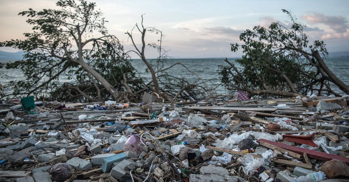 Shocking Video: Indonesia Tsunami Kills Over 800