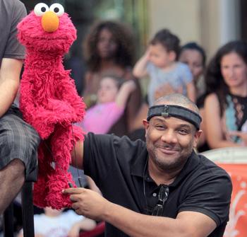 Elmo Puppeteer Kevin Clash Takes Leave From Sesame Street Amid Sex ...