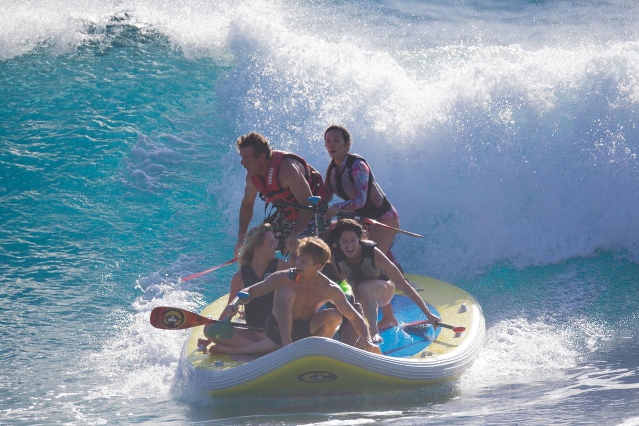 Shirtless Denis Quaid Shows Abs With Bikini-Clad Girlfriend