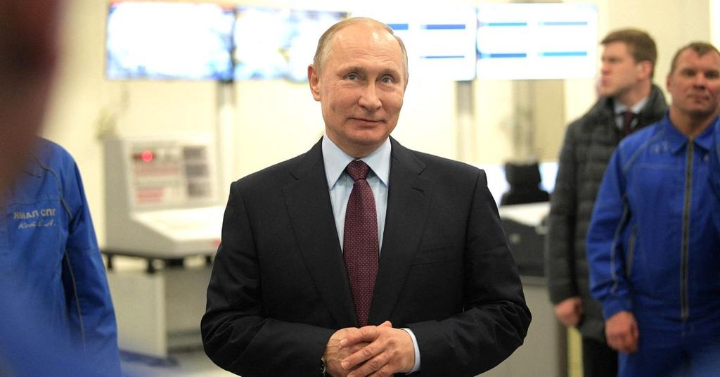 Putin Bans Kremlin Officials From Resigning, Threatens Criminal Charges