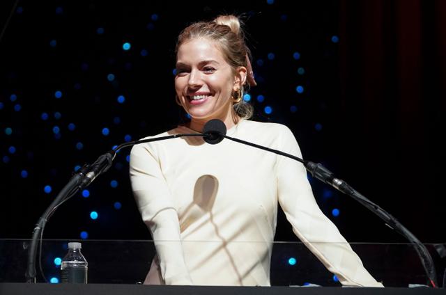 15 Celebs Who Enjoy Vaping