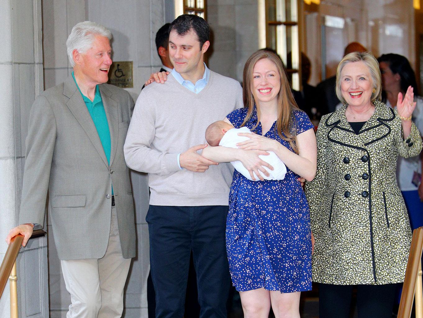 Joyful Bill & Hillary Clinton Pose For Crowds With Daughter And New ...